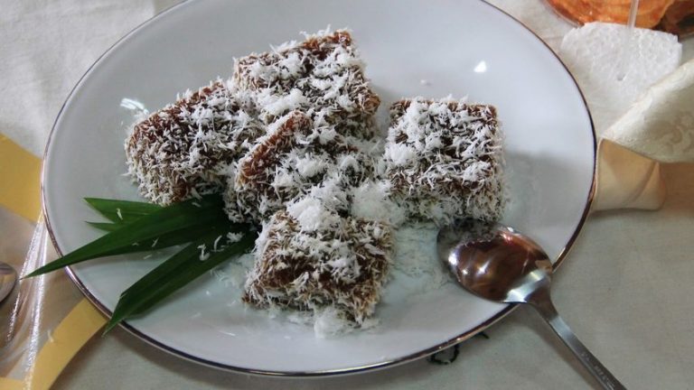 Kue Khas Minang Lompong Sago - Hello Indonesia