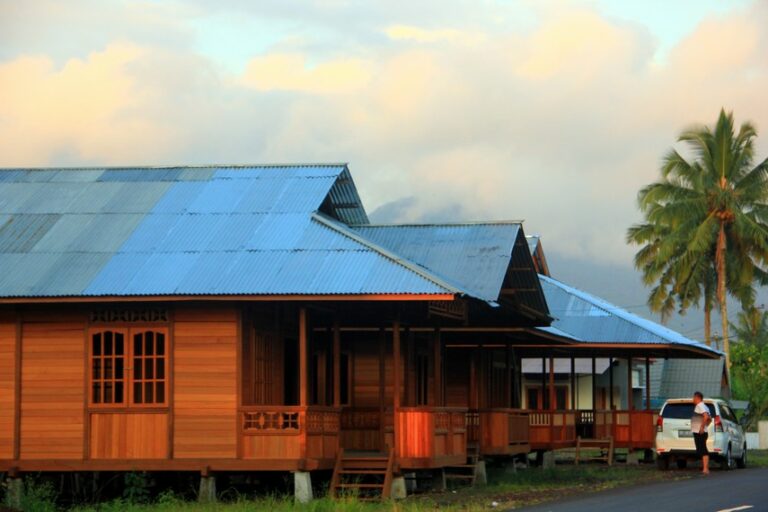 Visiting Woloan Village, Minahasa Traditional House Craftsmen - Hello ...