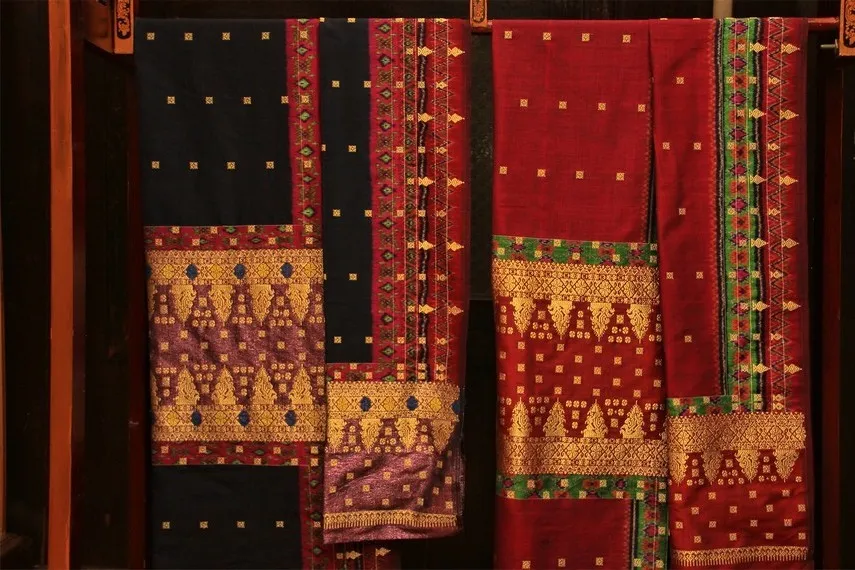 The famous Palembang Songket fabric - Hello Indonesia