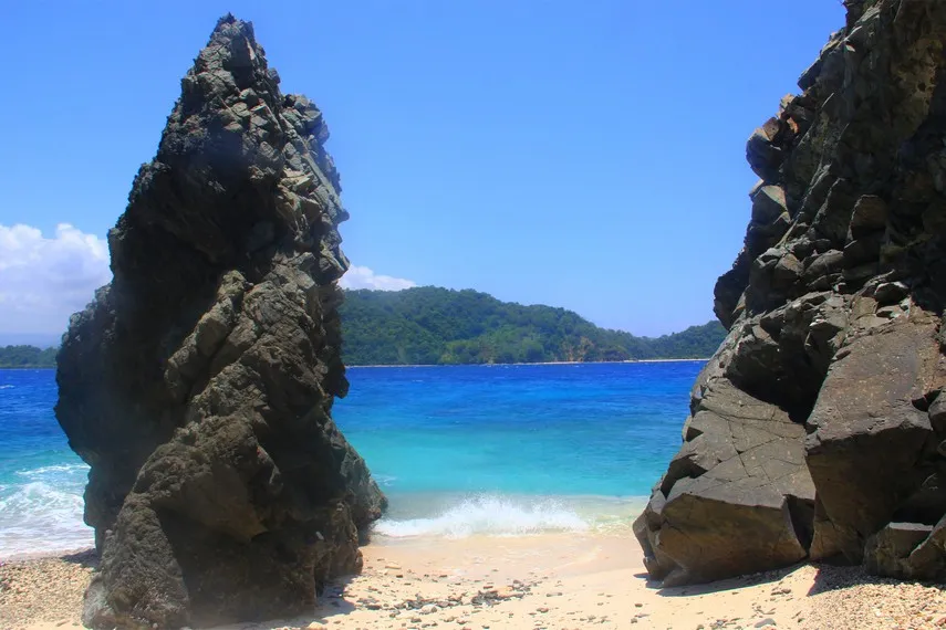 The Beauty of Baling-Baling Island, North Sulawesi - Hello Indonesia